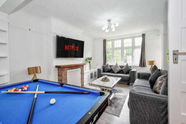 Luxury Home Sleeps 9 With Pool Table Large Garden And 3 Car Parking 9 Minute Walk To Station - Woking
