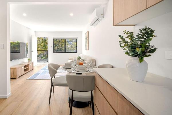 New Stylish Walk To Beach And Cavill Ave Full Ac - Broadbeach