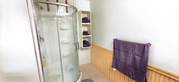 2 Basement Suite For 7 People - Shared Entry - Hinton