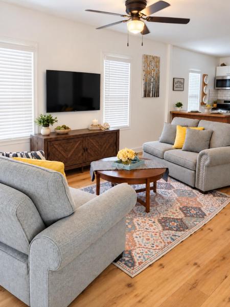The Hilltop Hideaway I Sleeps 6 - Gary, IN