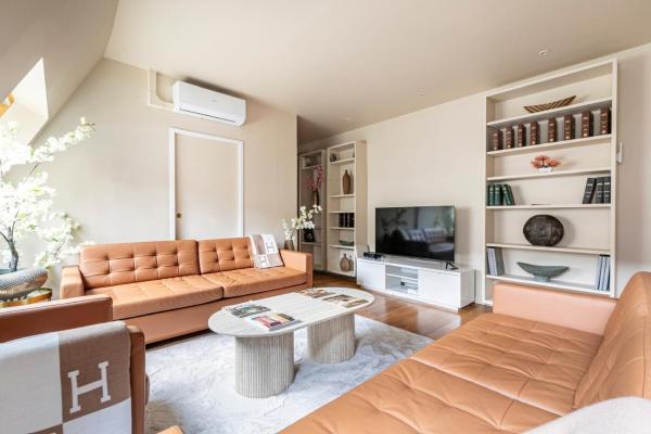 Paris - Luxury Category - Gold Triangle Up To 10 Guests With Ac - Eiffel Tower