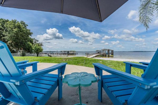 Blue Canoe- Lake Weir Perfect Lakeside Retreat - Lake Weir, FL