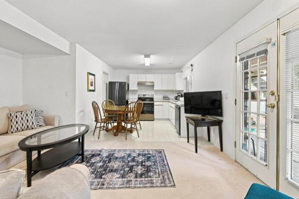 A Peaceful Stay In Central Coquitlam - Coquitlam
