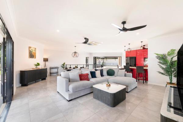 Coorong Bliss - Refined Poolside Haven By The Marina - ダーウィン