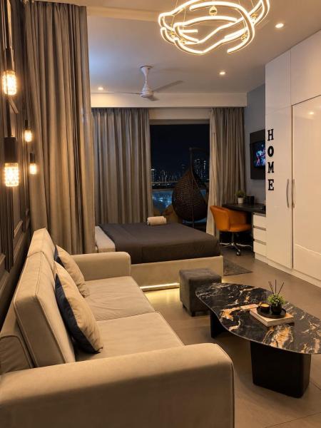Above The City Premium 42nd Floor Stay - New Delhi