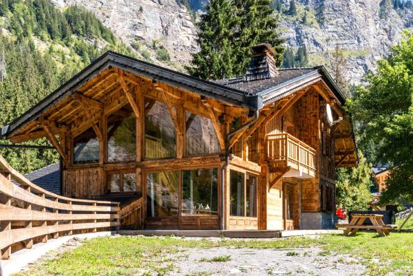 Large Mountain Chalet With Hot Tub Sleeps 19 - Morzine
