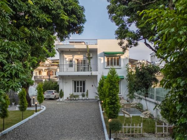 Alaya Stays Casa Bianca Pet-friendly 3 Bhk Villa With Private Plunge Pool, Cascading Waterfall, Gazebo, Treetop Balconies & Garden Lawn - Dehradun