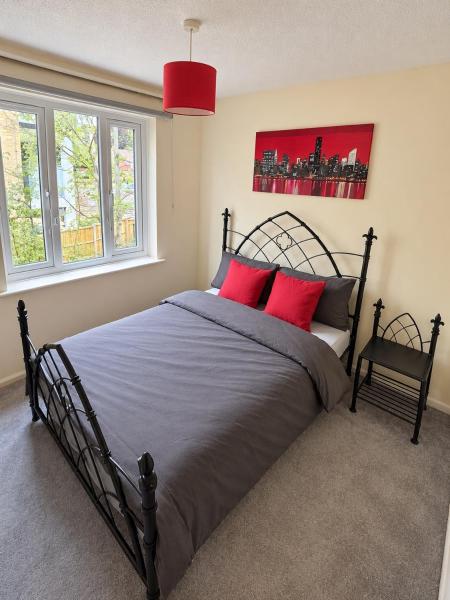 Stylish 3-bed - Walk To Station And Parking - Crawley