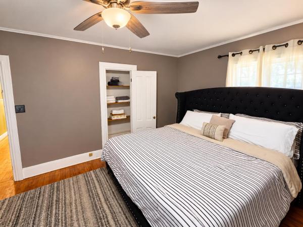 Cozy Retreat King Bed & Private Entrance - Brockton, MA
