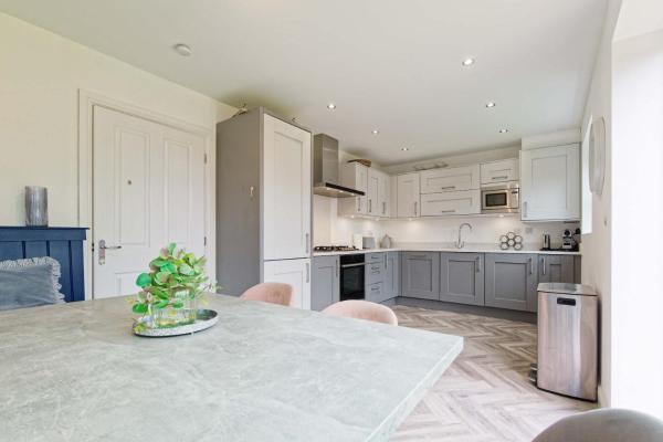 Fab 3 Bed Detached Home With Parking & Free Wi-fi - Chester