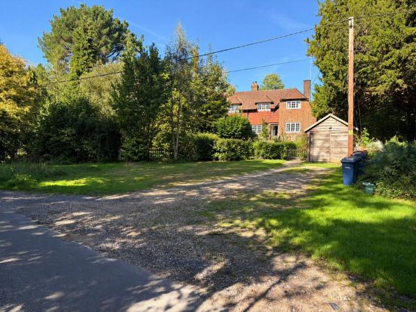 Two Bed Home With Garden & Parking In Bramley Surrey Hills - Godalming