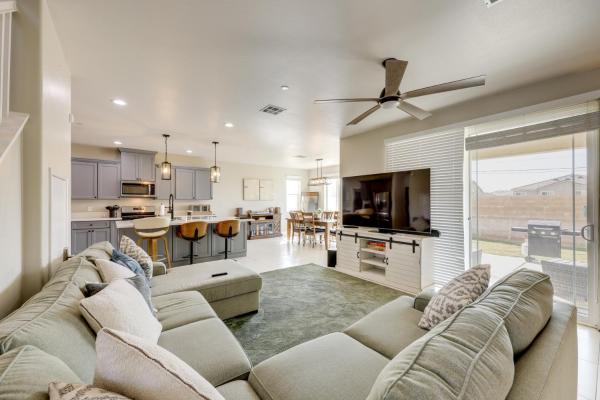 Large Family Home In Fontana! Shop, Dine & Explore - Fontana, CA