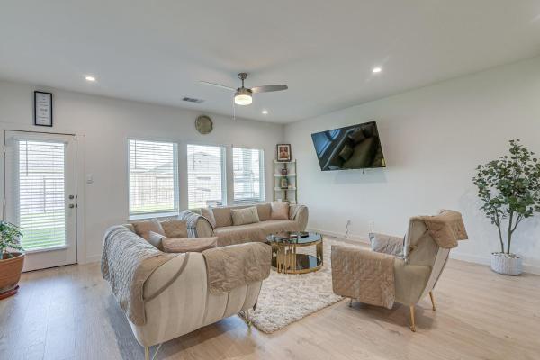 Modern Fresno Home W/ Yard: Near Parks & Shopping - パーランド, TX