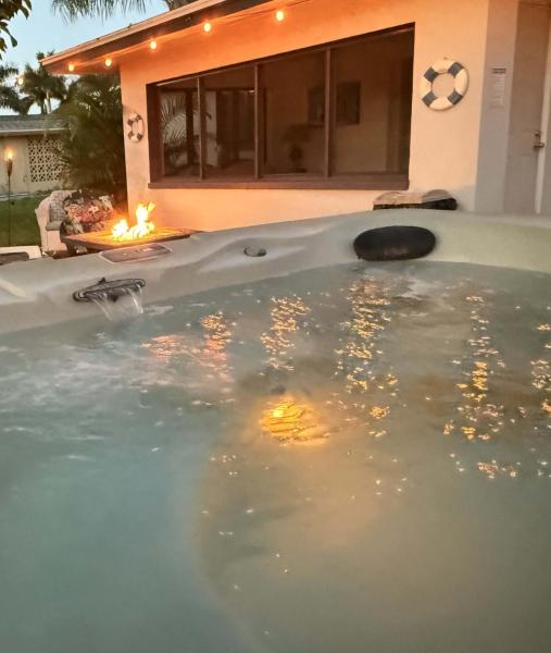 Epic, Chill, Hot Tub Bungalow, 2 Luxe Kings - Cape Coral, FL
