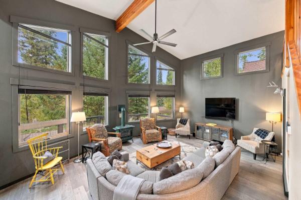 Spacious Mountain Retreat With Sauna Hot Tub & Pool - McCall, ID
