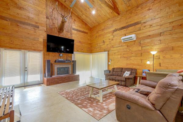 Lakefront Greers Ferry Rustic Getaway W/ Game Room - Arkansas
