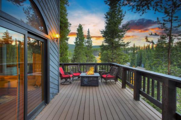 Spacious Breck Cabin W/ Hot Tub & Game Room - Breckenridge, CO