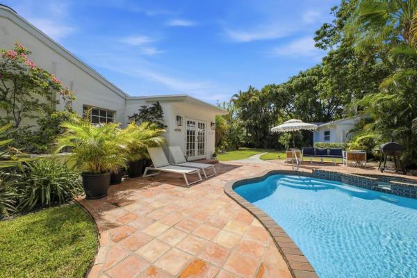 Tropical West Palm Retreat | Heated Pool & Grill - Palm Beach, FL