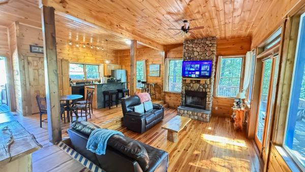 Secluded Wood Cabin Near Helen Pool Table, Sauna & Game Room - Clarkesville, GA