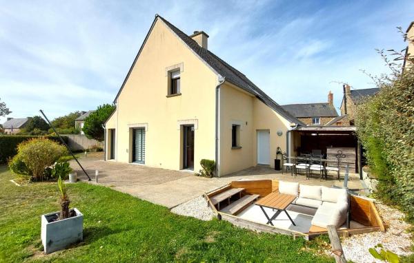 Beautiful Home In Saint Père Marc En Pou With Wifi - Hirel