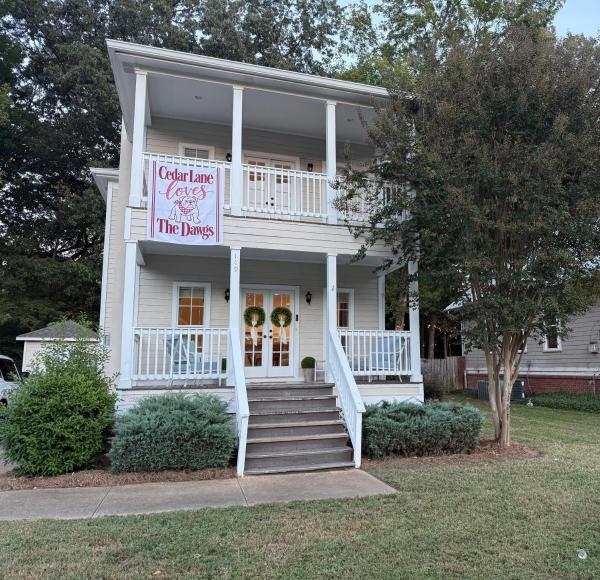 Cedar Lane Cottage - 3br Sleeps 12 - Starkville, MS