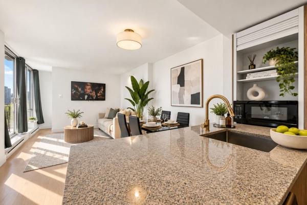 Chic 2br Steps From Yaletown - West Vancouver