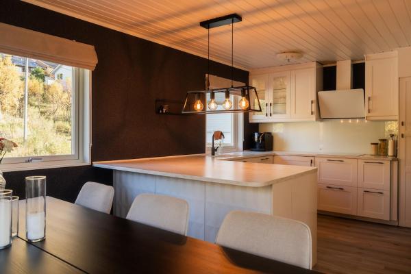 Large Home Tomasjord - Free Parking, Nature-close, Sleeps 9 - Tromsø