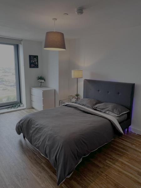 Spacious En-suite Room In High-rise Apt Media City - Manchester
