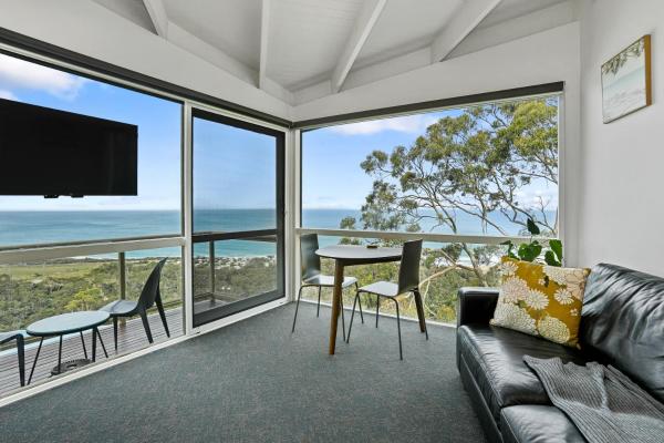Chris's Beacon Point Restaurant & Villas - Victoria