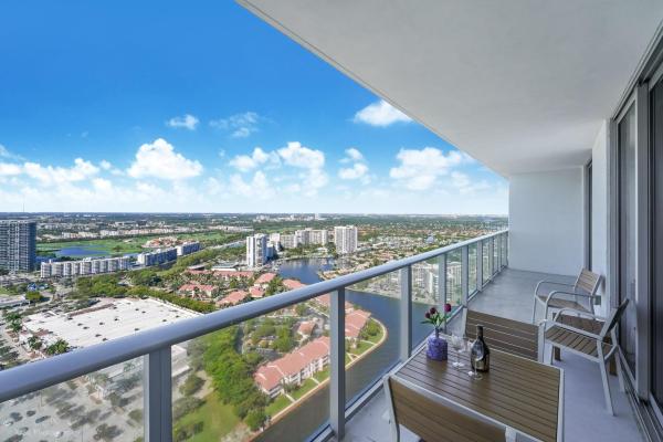 Mesmerizing 35th Floor Resort Pools And Views - Hollywood, FL