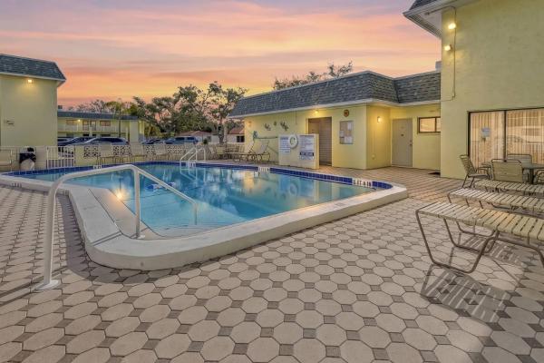 Sea Winds Beachside Retreat - Siesta Key, FL