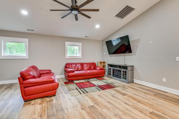 17-acre Midland Escape: Pool Table & Private Yard - Concord