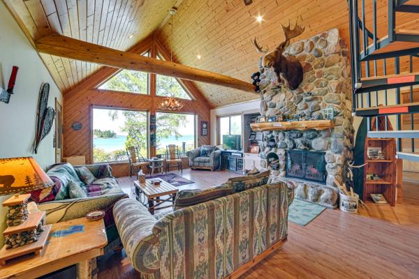 Upscale Beachfront Log Home On Lake Huron Shores - Drummond, MI