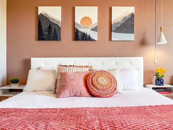 Boho-luxe Studio - Pink Accents & Mountain Calm - 보이시