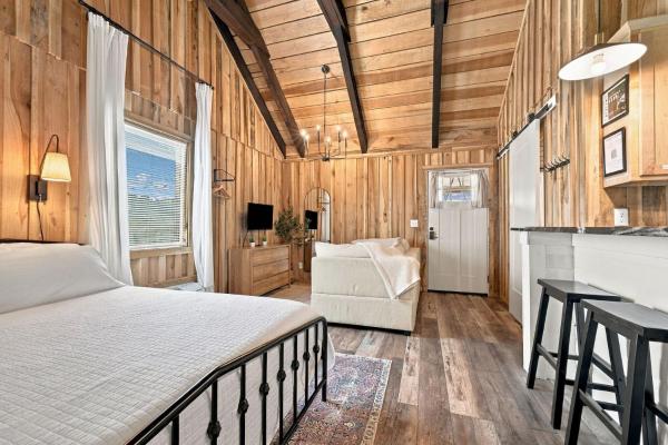 Peaceful Creekside Tiny Cabin, Family Adventure Near Waterfalls - Smithville, TN