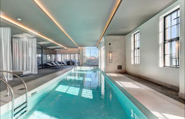 Beautiful One Bedroom Downtown Condo With Pool And Free Parking - Montreal