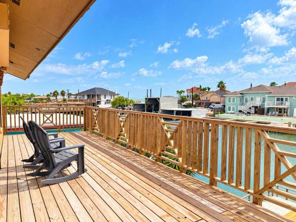 Isla Bella - Waterfront Retreat Dock Boat Lift - Port Isabel, TX