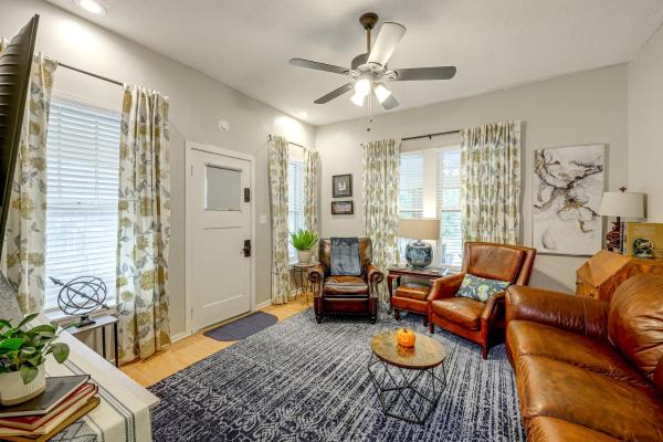 < 1 Mi To Dtwn Texarkana: Couple's Retreat W/ Yard - Texarkana, TX