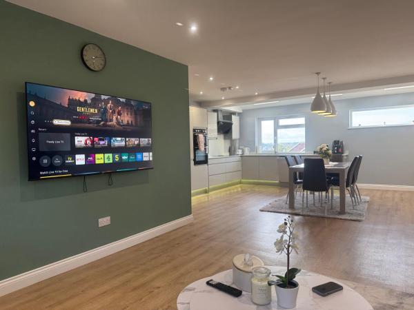 Modern 3 Bed House - Brístol