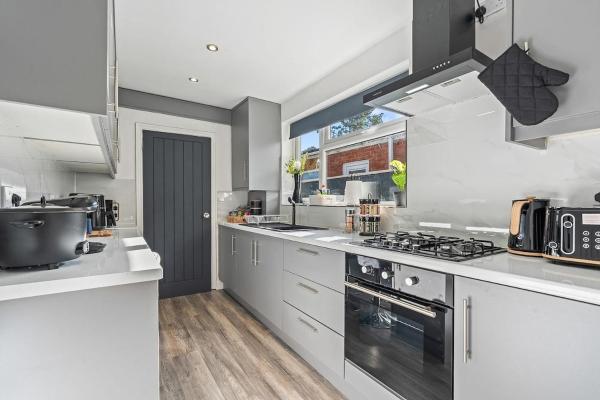 Jameson House - Sleeps 7 - Free Parking - Wolverhampton