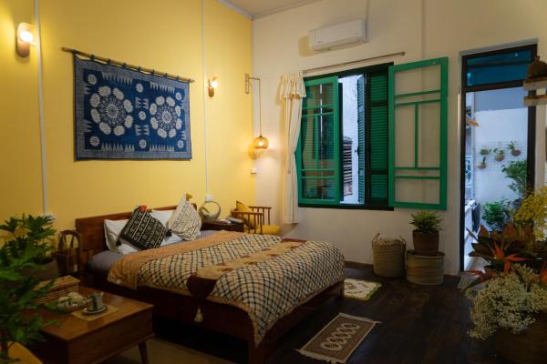 Vũ No Roji - A Rustic Wooden Hideaway Nestled On The 2nd Floor, Down The Alley In Hanoi Old Quarter - Hanoï
