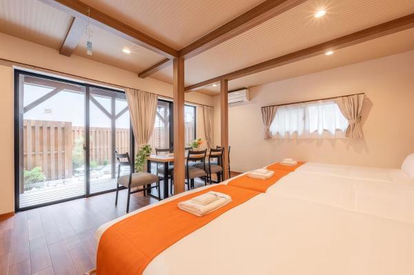 Yun Di , House With Private Garden, 2 Minute Walk From Hanazono Cho Subway , 4 Bedrooms , 2 Upstairs , 2 Downstairs , With 12 Double Beds, 4 Bathrooms , 5 Minute Tram Ride To Shinsaibashi , Parking Available Nearby - Osaka
