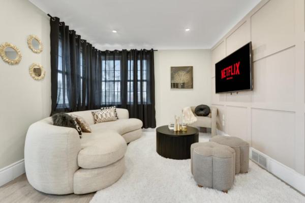 Spacious & Cozy 4-bedroom Retreat Near The Falls Sleeps 8 - Welland