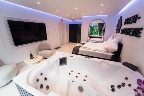 Jacuzzi Suite - City - Panorama View - Private - Bremen