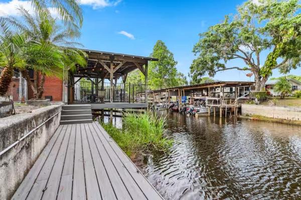 Multifamily Home On The Water - Lake Aurora, FL