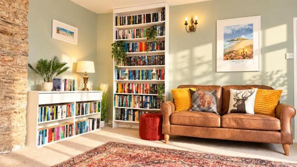 Bosun's Call - Central Dartmouth - 2 Bed Homely Apartment With Self Check In - Pet Friendly - Fast Wifi & Workspace - Over 1000 Books - Perfect Location In The Middle Of The Old Town But Tucked Away Nice And Quiet - Perfect Location - Dartmouth