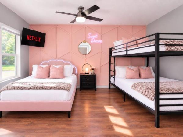 Pool Getaway Near Nasa Sleeps 13 King Bed - Pearland, TX