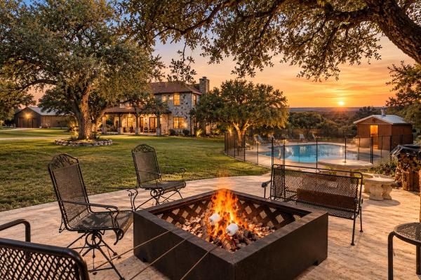 Hill Country Home 15 Acres,billiard,firepit,pool,winery, Next To Flat Creek Winery - Lago Vista, TX