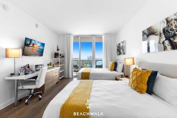 High-floor Studio Bay & Miami Skyline - Davie, FL