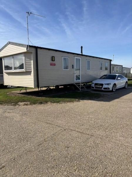Homely Caravan At Broadland Sands Holiday Park Ref 20107bs - Suffolk